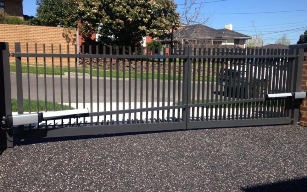 Nguyên nhân và cách khắc phục bánh xe cổng lệch khỏi đường ray